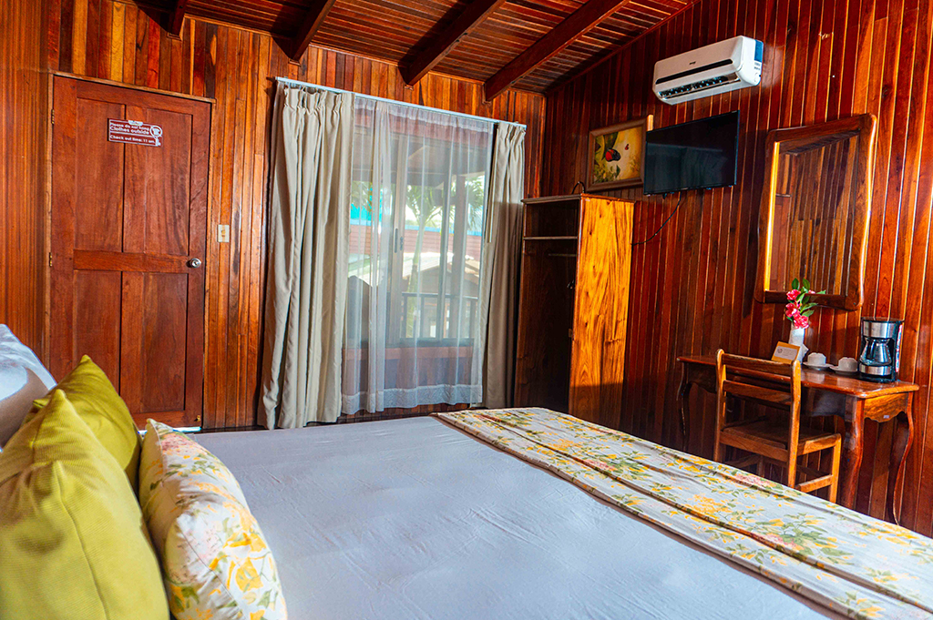 Double Rooms – King Bed | Hostels Arenal Volcano