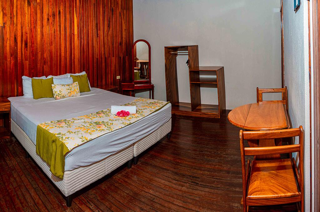 Double Rooms – King Bed | Hostels Arenal Volcano